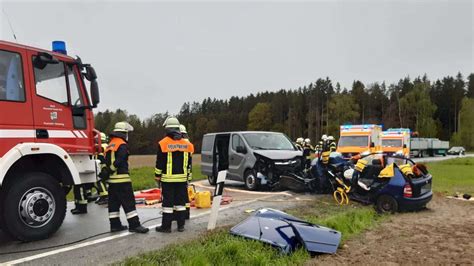 Neumarkt St Veit Eingeklemmte Person muss nach Unfall bei Hörbering von Feuerwehr aus Auto
