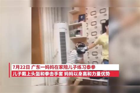 妈妈陪儿子练拳击，儿子被打得找不到北，最后一拳亮了！儿子一拳妈妈