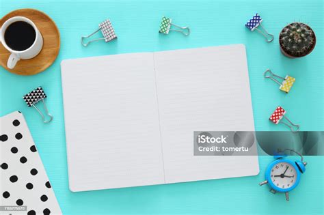 파란색 사무실 책상 위에 빈 페이지와 기타 사무용품이 있는 노트북을 엽니다 맨 위 보기 개념에 대한 스톡 사진 및 기타 이미지 개념 디자인 전문가 마감일 Istock