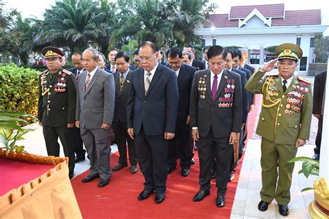 ການນໍາແຂວງ ໄຊຍະບູລີ ວາງກະຕ່າດອກໄມ້ ໜ້າຮູບປັ້ນ ປະທານ ໄກສອນ ພົມວິຫານ Lao National Radio