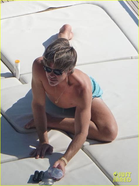 Photo Chris Pine Shirtless Amalfi Coast Boat Day 006 Photo 4969915