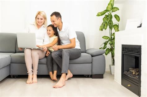 Família feliz menina criança se divertindo usando laptop juntos