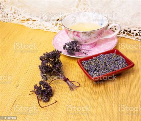 노란색 배경에 다양한 허브와 도자기 컵 허브 차 컵 린든 차 장미 꽃 봉오리가있는 차 라벤더를 곁들인 차 오레가노차 0명에 대한 스톡 사진 및 기타 이미지 Istock