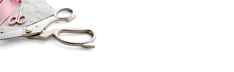 테일러의 가위는 직물 조각 옆에 테이블에 누워있다 사이트에 대한 배너 텍스트의 장소 개념 아틀리에 절단 및 바느질 과정 바느질 사용자 정의 테일러링 0명에 대한 스톡 사진