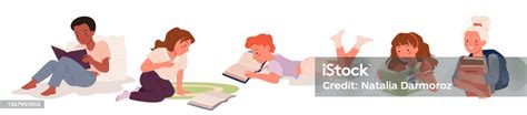 만화 소녀 소년 캐릭터 연구 도서관에서 열린 종이 이야기 책을 읽고 학교 아이 귀여운 작은 학생들은 흰색에 고립 된 문학을