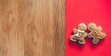 남자와 여자의 모양에 진저 브레드 쿠키 사랑에 빠진 커플 크리스마스 사랑 개념 빨간색과 나무 배경 공간을 복사합니다 0명에 대한 스톡 사진 및 기타 이미지 Istock