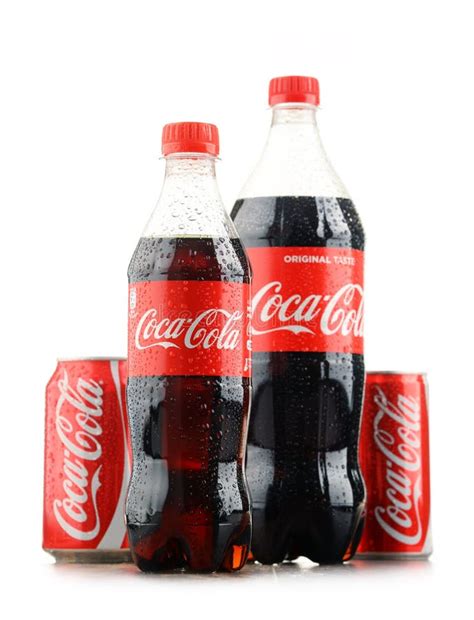 Бутылка и чонсервная банка Carbonated кока колы безалкогольного напитка