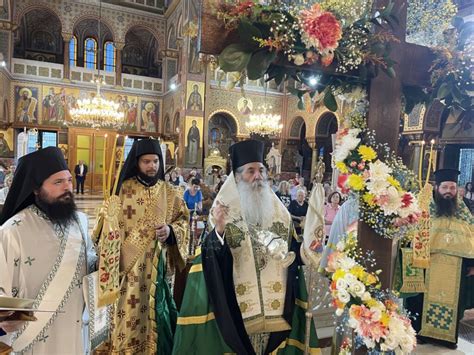 Οι Χαιρετισμοί του Τιμίου Σταυρού στον Καθεδρικό Ιερό Ναό Αγίας Τριάδος