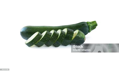 신선한 잘라 호박 흰색 배경에 고립 제품 라벨 디자인 요소입니다 신선한 전체 호박의 디자인 이미지입니다 녹색 호박 야채 흰색