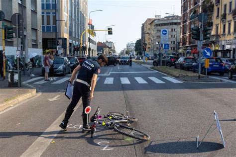 Milano Ciclista Investita Da Un Auto Trasportata In Ospedale In