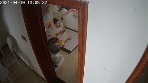 房东浴室门口装摄像头偷拍到奇葩的女租客在浴缸旁边打地铺全裸发现了摄像头 热騒视频