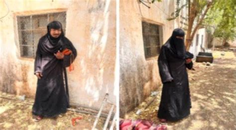 أمن شبوة يلقي القبض على رجل متنكرًا بملابس نسائية يتجول في الأسواق