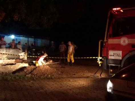 G1 Cavalo é Resgatado Após Cair Em Fossa De Quatro Metros Durante