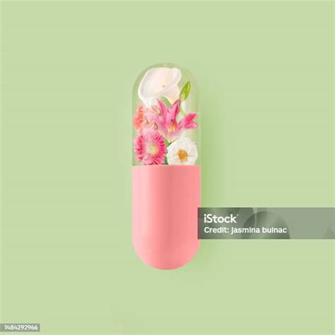 고립된 파스텔 녹색 배경에 화려한 꽃이 피는 분홍색 알약 자연 웰빙 또는 웰빙에 대한 최소한의 창의적 개념 봄 또는 여름 꽃 벽지입니다 추상적인 귀여운 인사말 카드 0명에