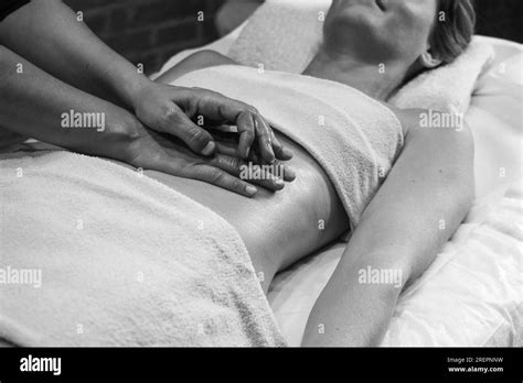 Woman Abdominal Pain Banque Dimages Noir Et Blanc Alamy