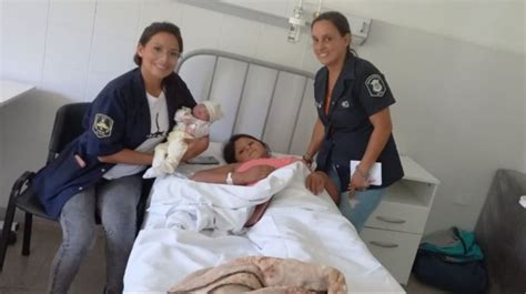 Una Mujer Dio A Luz En El Asiento Trasero De Un Remis Asistida Por