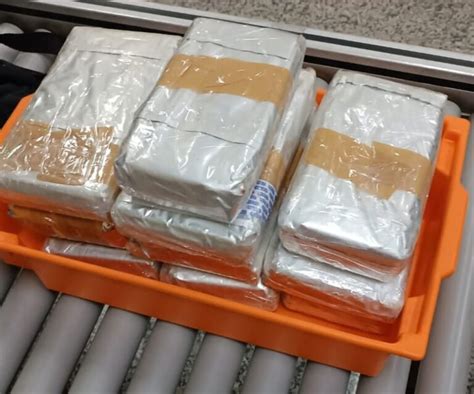 Homem é flagrado mais de 10 quilos de drogas no aeroporto de Porto