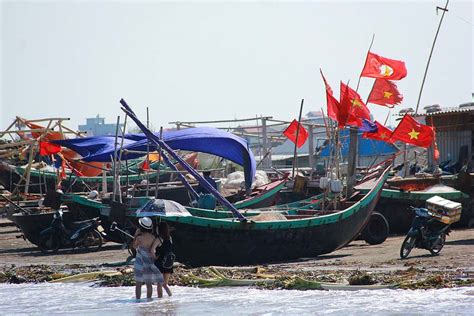 Nhà thờ đổ ngạt thở bên bờ biển Xương Điền
