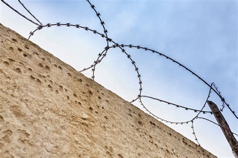 穏やかな青空の背景に有刺鉄線でコンクリートの壁 かみそりのストックフォトや画像を多数ご用意 かみそり ロシア ワイヤー Istock