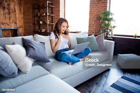 프로 파일 사이드 뷰 초상화 그녀의 그녀의 좋은 매력적인 사랑 스러운 쾌활 한 머리 여자 편안 하 고에 앉아 재미 있는 시간