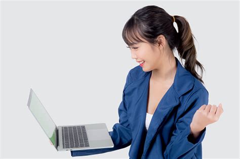 아름 다운 초상화 젊은 아시아 비즈니스 여자 미소와 쾌활 한 노트북 컴퓨터 흰색 배경에 고립 된 노트북을 사용 하 여 사업가