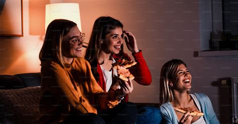 집에서 피자를 먹으며 수다를 떨고 즐기는 세 명의 여자 친구 사진 Unsplash의 우정 이미지