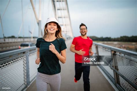 건강 하게 생활 하는 자연에서 실행 하는 아름 다운 커플 2명에 대한 스톡 사진 및 기타 이미지 2명 건강한 생활방식