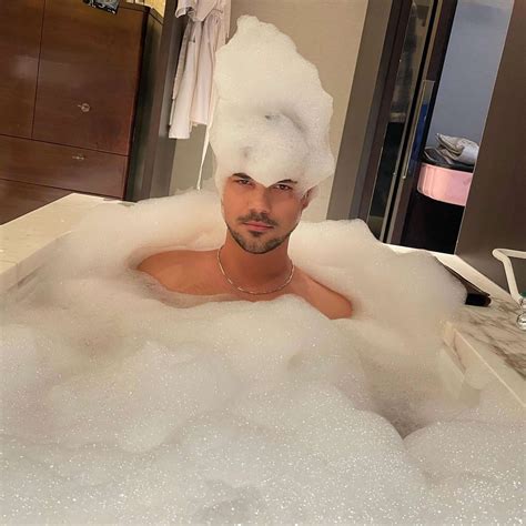 Taylor Lautner Shares Silly Bath Time Selfies