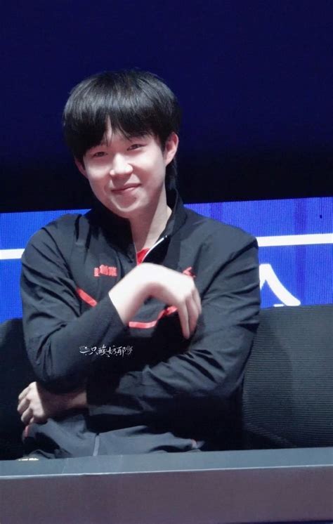 豪横！王楚钦开260万奔驰大g北大报到，大头上课同学们咔咔一顿拍腾讯新闻