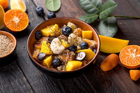 나무 배경에 그릇에 신선한 퀴노아 유기농 과일 샐러드 헬시 슈퍼 푸드 해독 개념 비건 채식주의 음식 텍스트의 공백입니다 맨 위 보기 0명에 대한 스톡 사진 및 기타 이미지