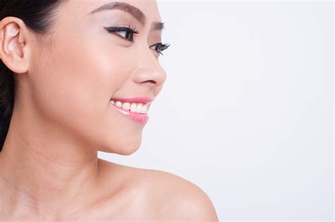 하얀 배경에 고립 된 건강 피부 치아와 머리와 당신에게 매력적인 미소와 아름다움 여자 아시아의 아름다움 가리키기에 대한 스톡