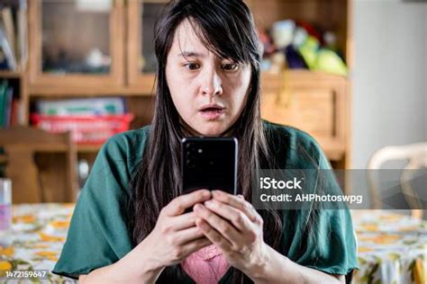 Bahaya Era Digital Ketakutan Seorang Wanita Foto Stok Unduh Gambar