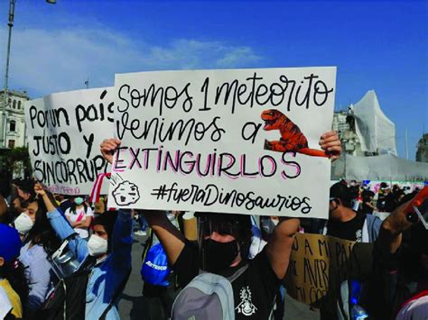 Jóvenes Protestan En La Plaza San Martín En Lima Contra Los Políticos
