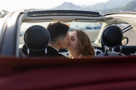 Apenas Casal Se Beijando Dentro Do Carro Foto Grátis