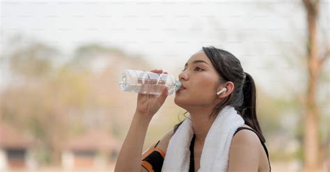 아름다운 피트니스 운동 선수 여자는 공원에서 일출 아침 여름에 운동을 한 후 물을 마시고 있다 사진 Unsplash의 마시기 이미지