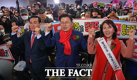 황교안 전 대표 옆자리 지키는 태영호 의원 Tf사진관