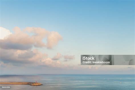 Cloudscape 및 웨이브 분리기 일몰 시에 용 머리 해안 방으로 제주도 한국 바다에서 등 대 0명에 대한 스톡 사진 및