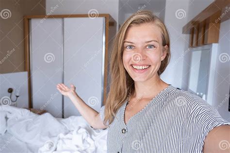 Mulher Feliz Mostrando Seu Quarto De Hotel Levando Selfie Imagem De