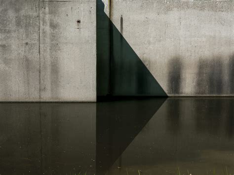 어두운 물에 반사된 콘크리트 구조물 사진 Unsplash의 무료 추상적인 이미지