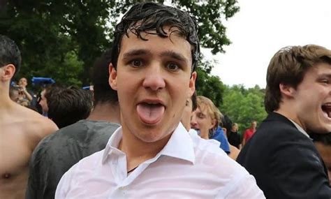 Fotos Muy Explícitas De Froilán Ayer De Fiesta Antes De Pirar Hoy A Abu Dabi