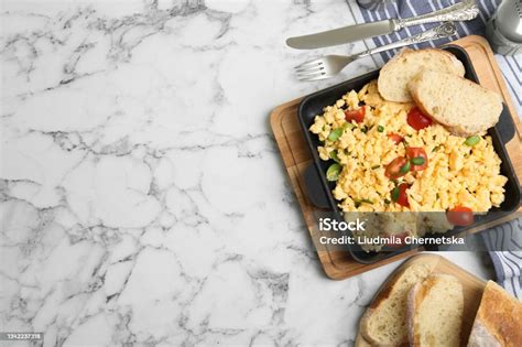 흰 대리석 테이블 평평한 평지에 제공되는 맛있는 스크램블 에그 텍스트 공간 0명에 대한 스톡 사진 및 기타 이미지 0명 건강한 생활방식 건강한 식생활 Istock