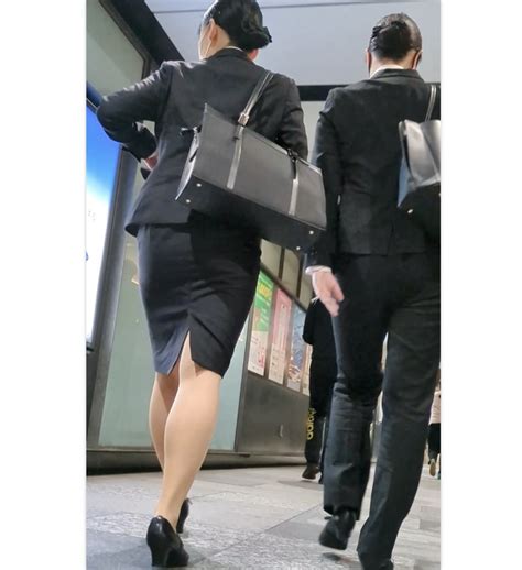 324目が離せないタイトスカートとパンツスーツOLの2人組 前編