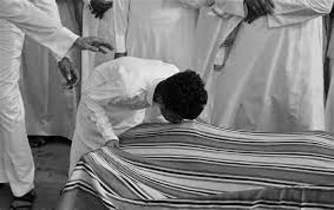 هل تقبيل الميت بعد تكفينه جائز شرعا؟ فتاوى إسلامية اتحاد العالم