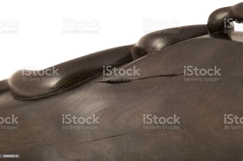 흰색 바탕에는 오래 된 오크 나무의 뿌리에서 만든 제품입니다 격리 된 이미지 가구에 대한 스톡 사진 및 기타 이미지 가구