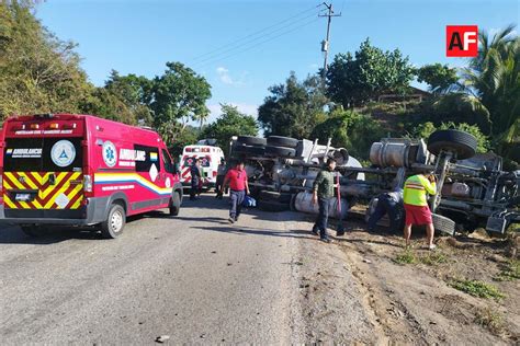 Camión cargado con grava y cemento vuelca en carretera federal 200 en
