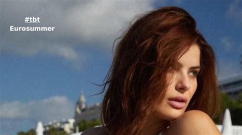 Isabeli Fontana posa de biquíni e exibe corpo após cirurgias plásticas