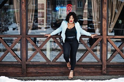 세련 된 아프리카계 미국인 플러스 사이즈 모델 겨울 날에 나무 카페에 대 한 겨울에 대한 스톡 사진 및 기타 이미지 겨울 귀여운 눈 냉동상태의 물 Istock