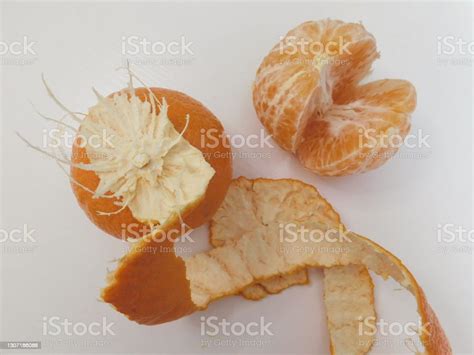 만다린 귤 흰색 배경에 고립 클리핑 경로 필드의 전체 깊이 껍질을 벗긴 귤 귤 껍질 선택적 초점 0명에 대한 스톡 사진 및 기타
