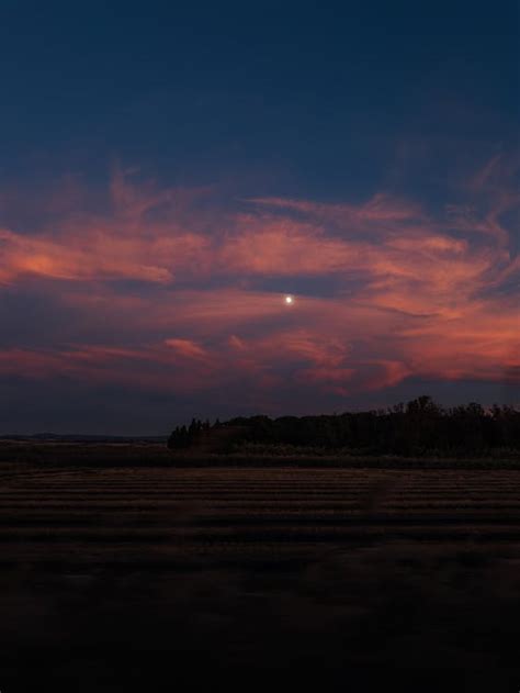 경외심을 불러일으키는 경치 경치 좋은 전망 고요한 구름 경치 그림 같은 낭만적인 농촌 풍경 다채로운 하늘 달 달빛 달빛의 대기의 매직 시간 목가적인