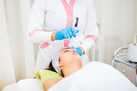 미용실에서 아름답고 젊은 여성의 얼굴 피부의 미세 피부 절차를 만드는 미용사 20 24세에 대한 스톡 사진 및 기타 이미지 20 24세 20 29세 2명 Istock